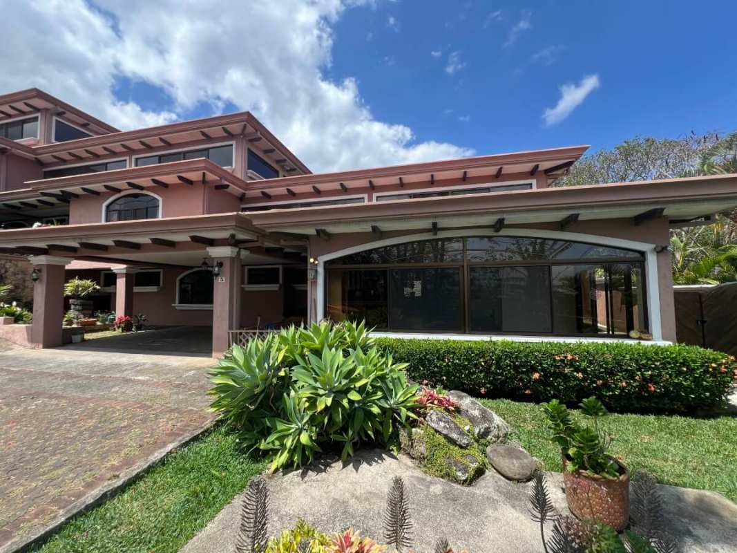 Espectacular casa en venta en Guachipelin de Escazú 3 Recamaras por