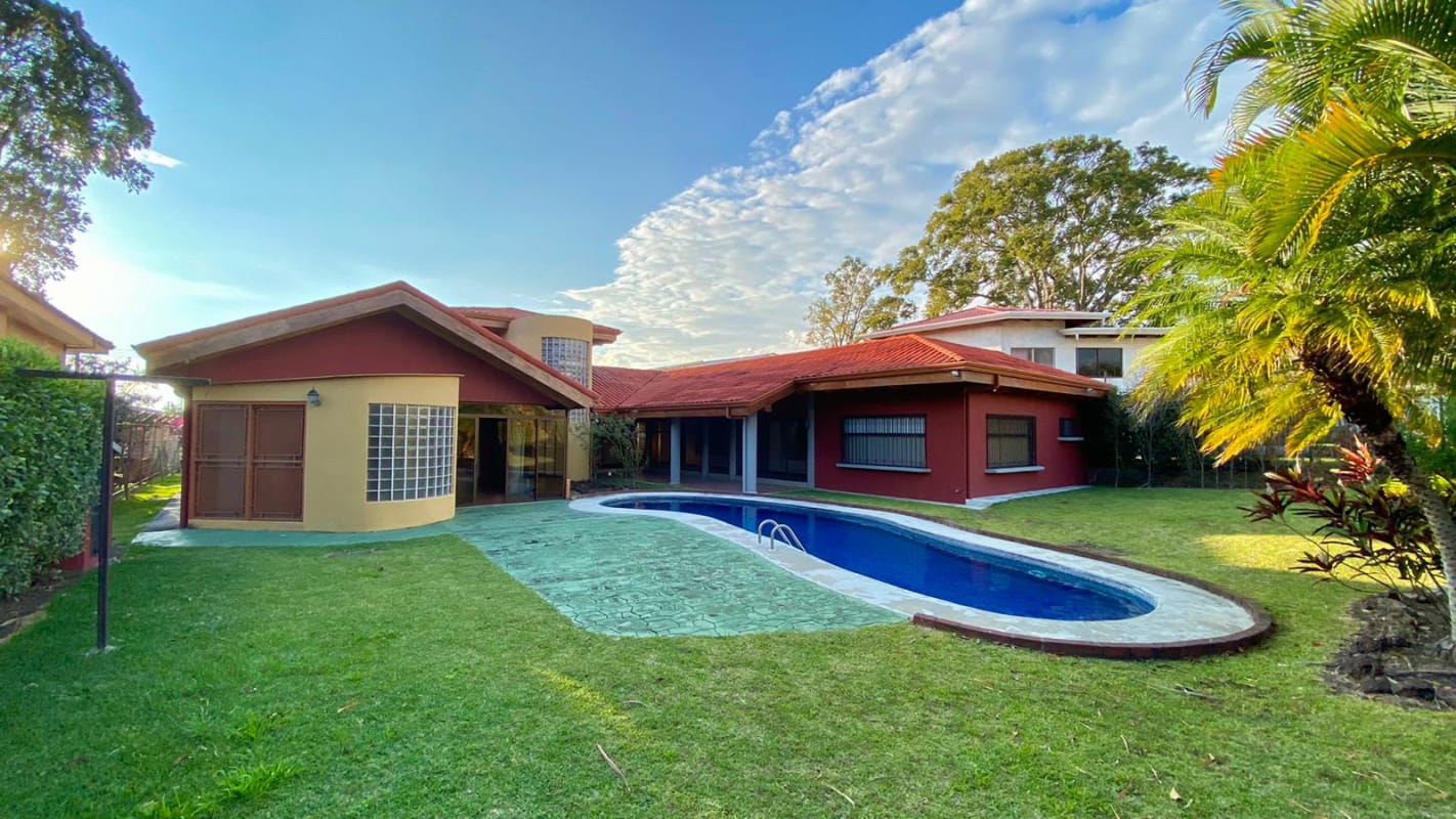 Se Vende casa con piscina en Santo Domingo, Heredia. (2678 m2 terreno ...