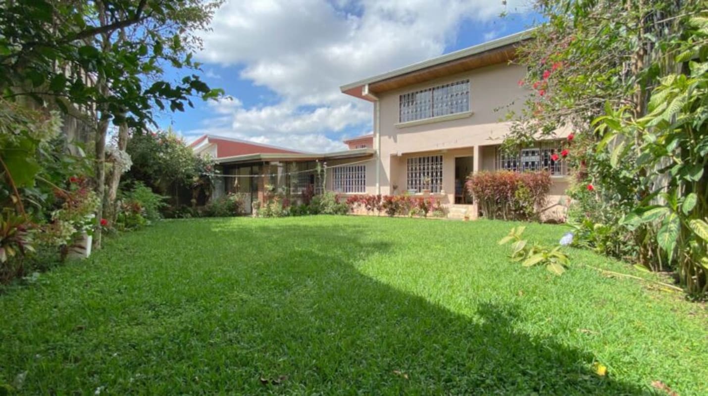 Venta de Casa en Sabanilla con amplio Patio | 4 Recamaras por 350000.00 ...