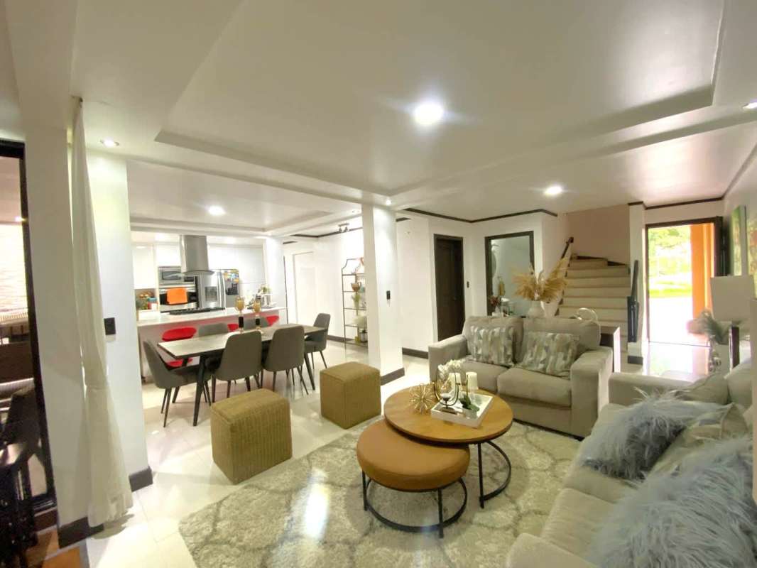 Casa en venta Curridabat Remodelada 4 habitaciones + rancho + piscina y jardín | 4 Recamaras por ...