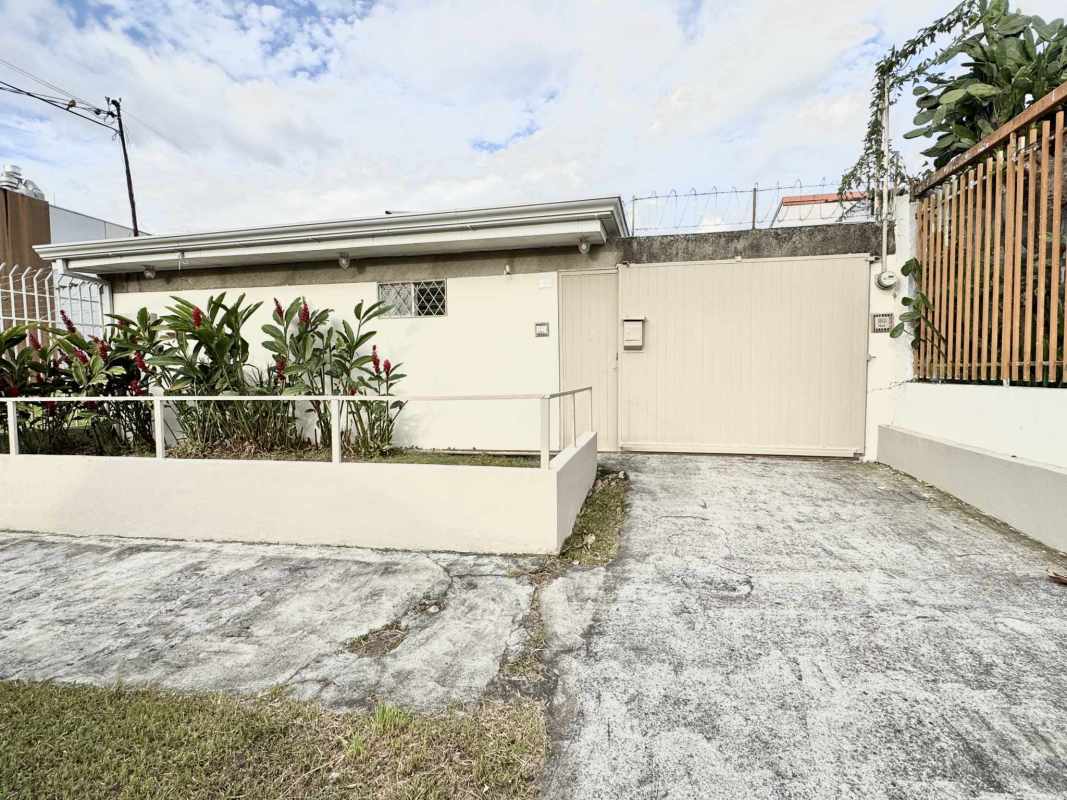 Oportunidad: propiedad con 2 casas por Distrito Cuatro | 4 Recamaras ...