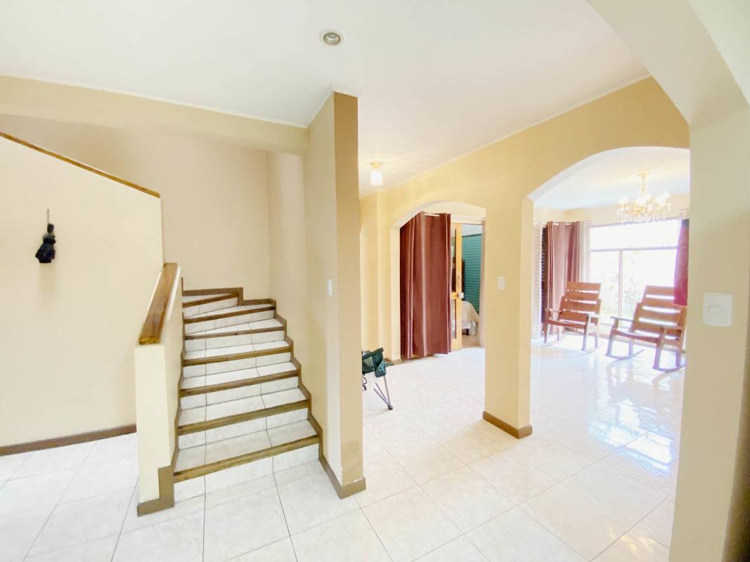 Casa en venta en Lomas de Ayarco | 4 Recamaras por 275000.00 en Ciudad Curridabat