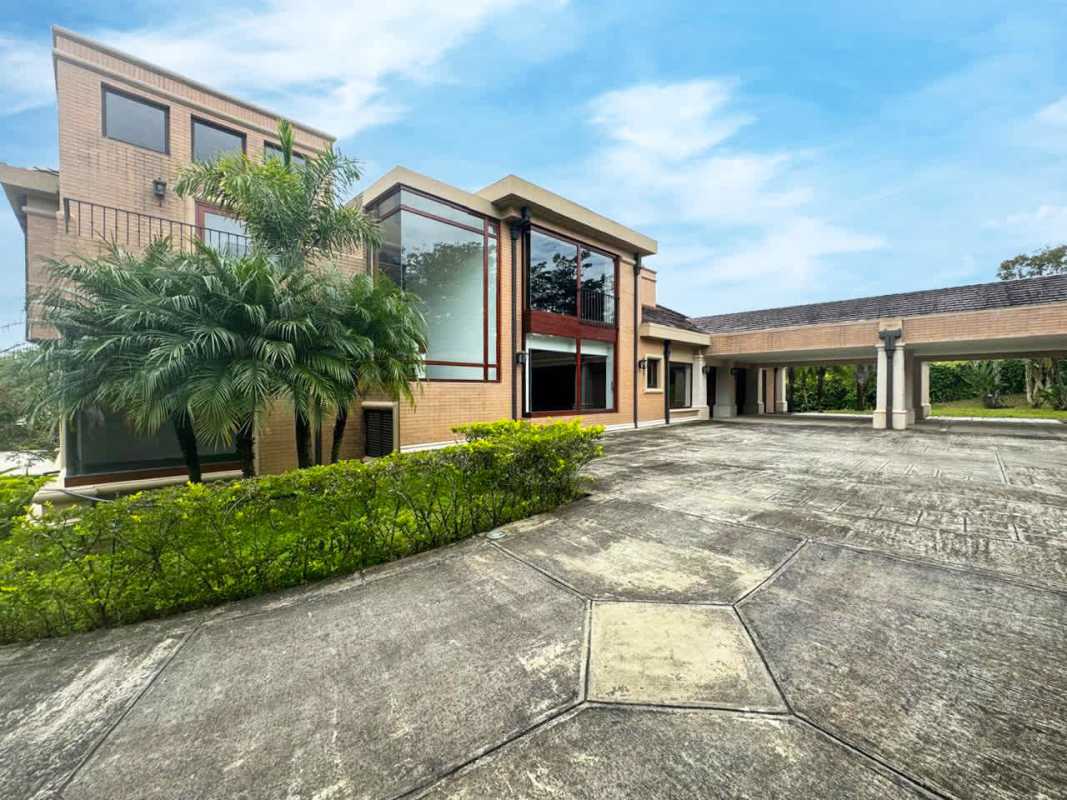 Se vende lujosa y amplia Casa de 2 niveles en Monterán (MA). | 4 ...