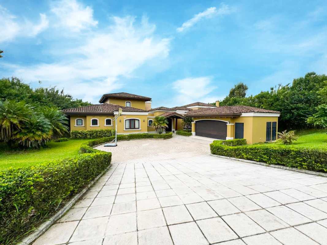 Se vende lujosa y amplia Casa de 2 niveles en Monterán (MA). | 5 ...