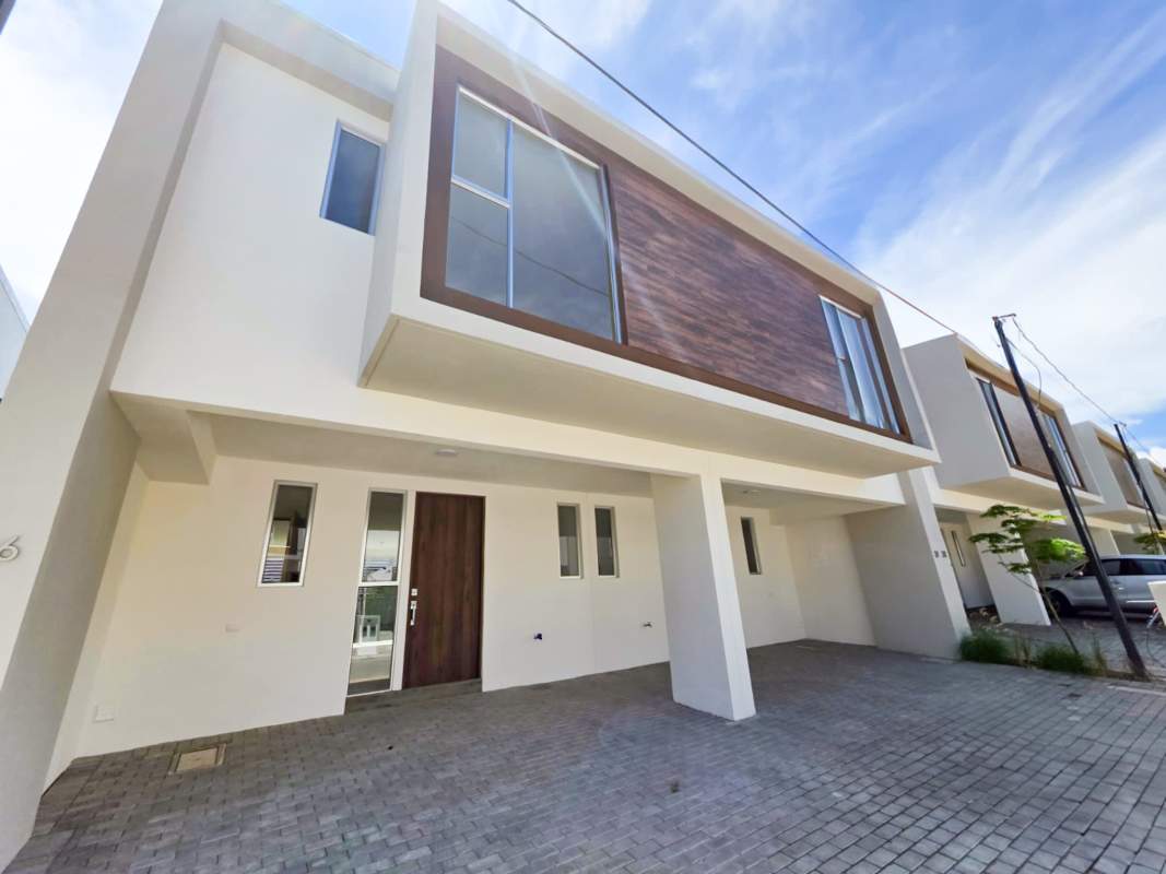 Venta de Casa a Estrenar en Escazú Bello Horizonte | 3 Recamaras por 270000.00 en Escazú