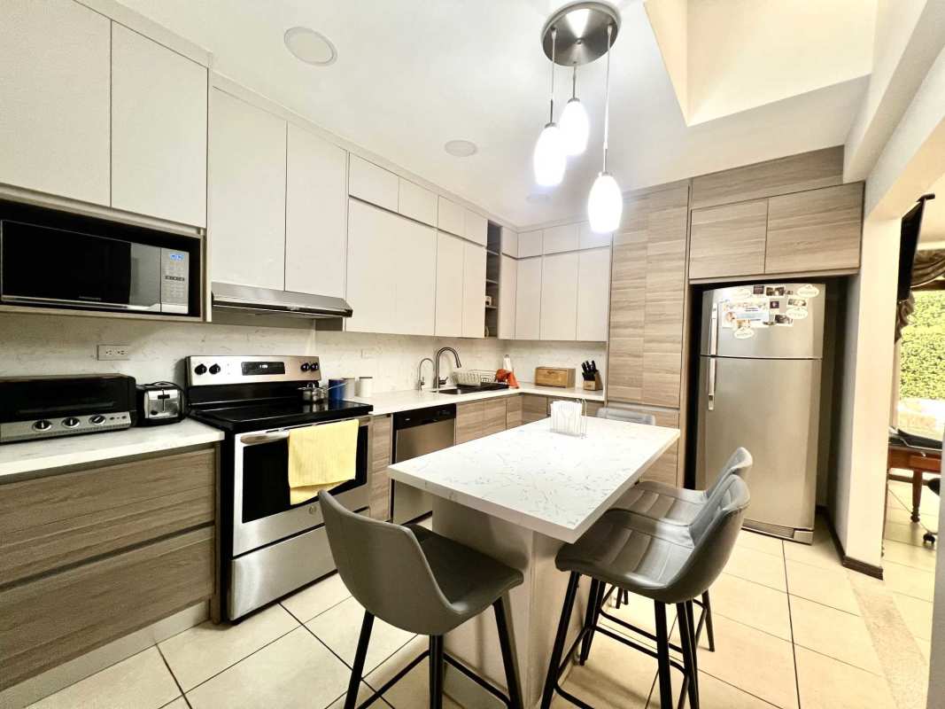 REMODELADA CASA PRECIOSA EN CONDOMINIO 220M2 EN LOMAS DE AYARCO | 3 Recamaras por 257000.00 en ...