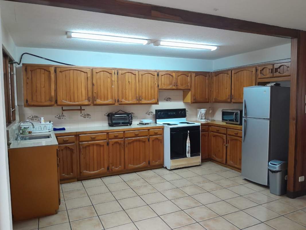 AMPLIO CONDOMINIO SE VENDE EN LA URUCA POR EL GOLD GYM | 3 Recamaras por 135000.00 en Uruca