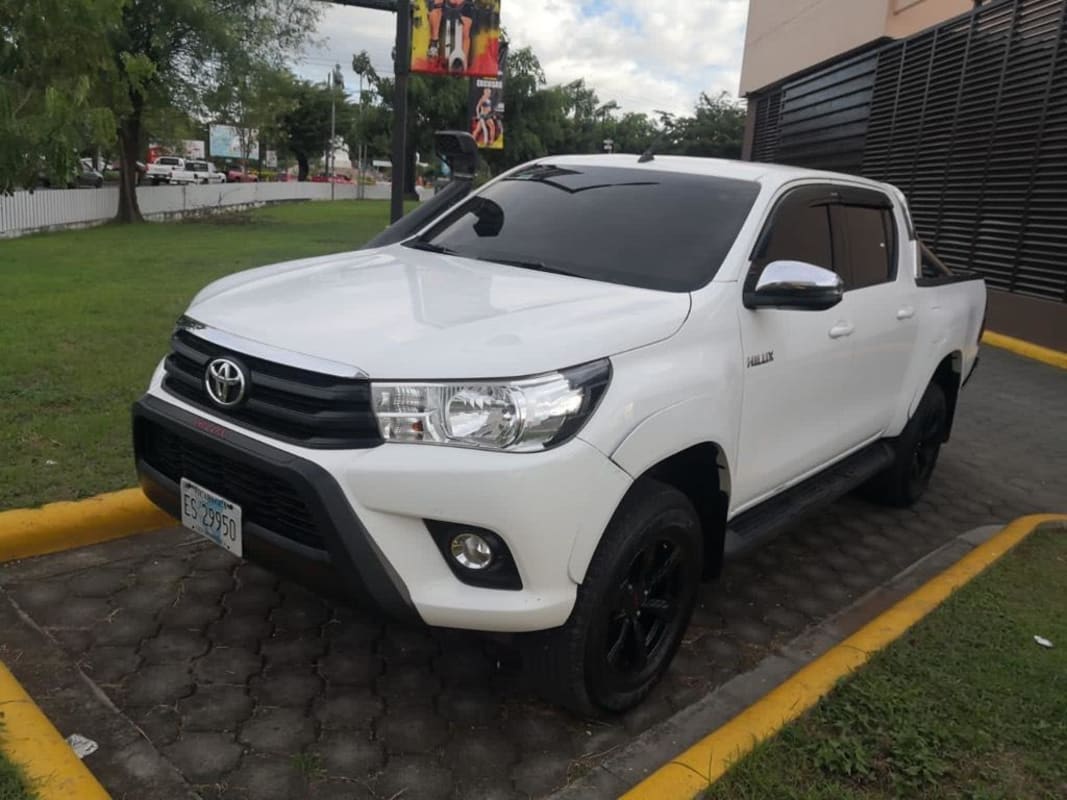 Toyota Hilux 2018 57000 km Diesel Manual in Managua | Hilux Revo 2018 motor 2.8