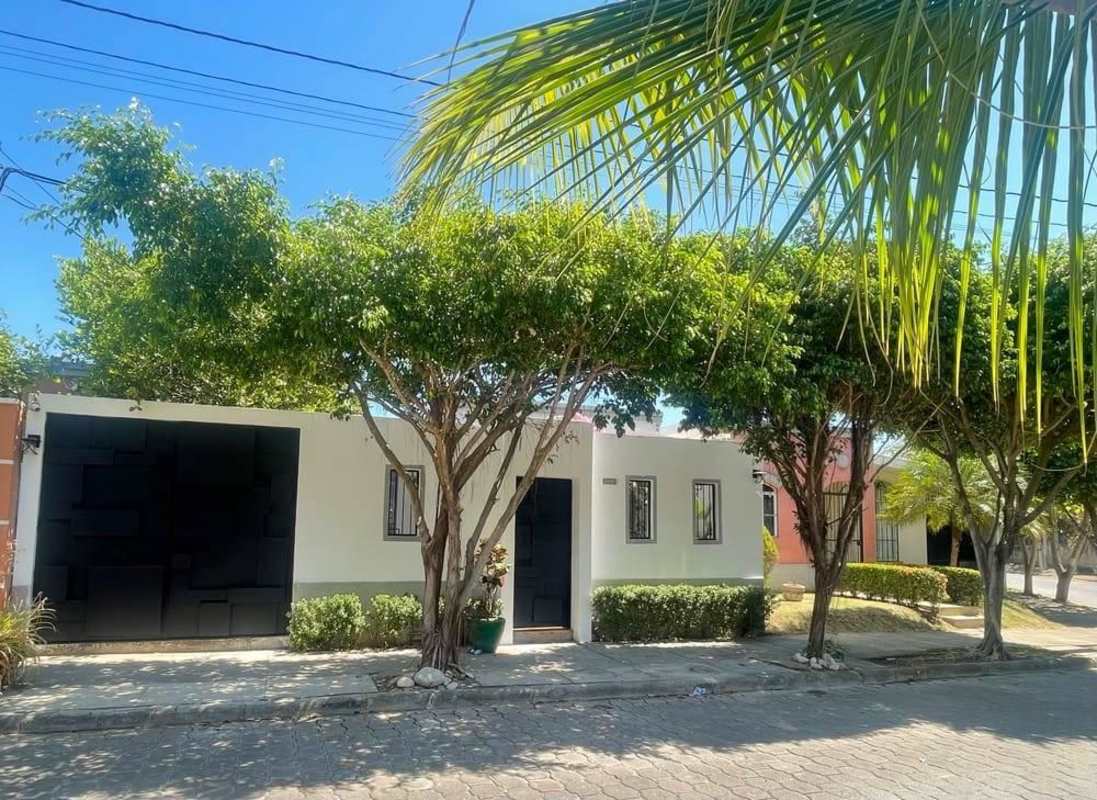 Venta de Casa de 4 habitaciones en Residencial Las Delicias, cerca del aeropuerto. | 4 Recamaras ...