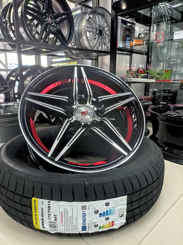 RINES 14 CON DETALLES ROJOS Y LLANTAS - Panamá