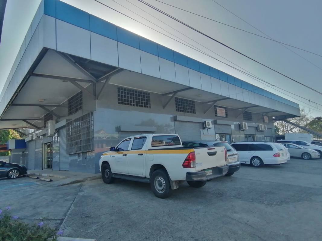 PLAZA LAS PALMAS, ALQUILA LOCAL DE ESQUINA PLANTA BAJA DE ESQUINA B ...