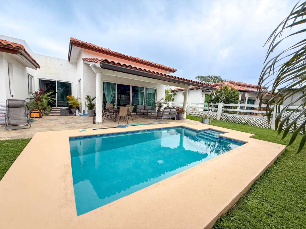 Cerca de la Playa – Hermosa Casa de 3 Recámaras con Piscina en Malibu, Nueva Gorgona R-0186 | 3 ...