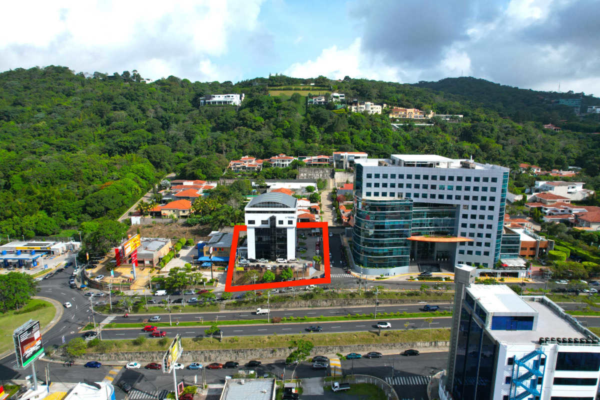 Santa Elena, edificio corporativo en venta. | 15+ Recamaras por 6000000.00 en Antiguo Cuscatlán